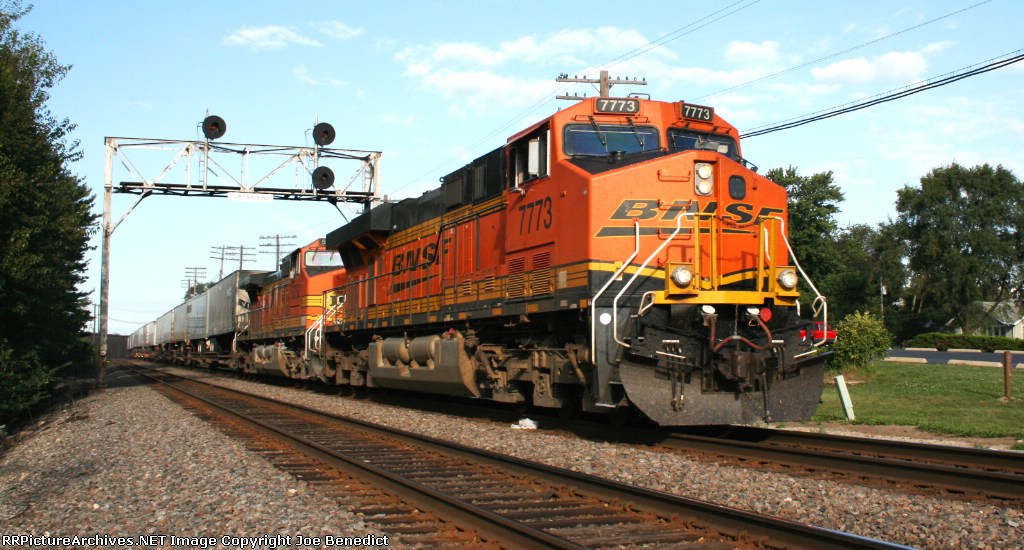 BNSF 7773 leads a eastbound pig train.